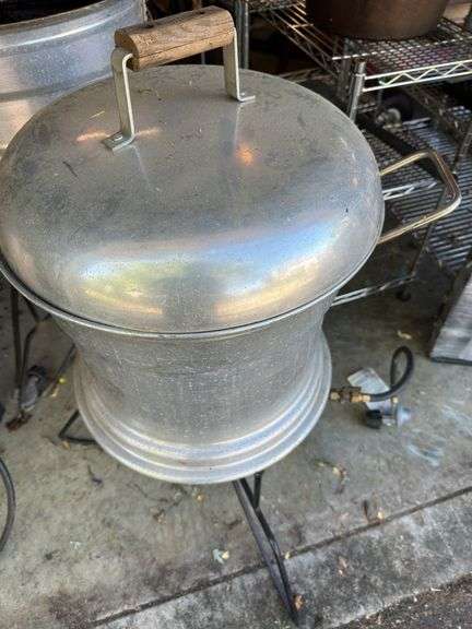 Fryer cooking pot with heating element base / stand - Auction Ohio