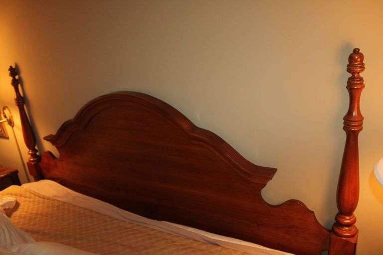 Thomasville Colonial Headboard - Auction Ohio