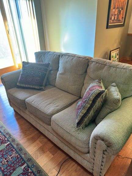 Gorgeous small profile sofa - Auction Ohio