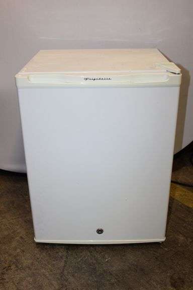 Frigidaire Mini Refrigerator - Auction Ohio