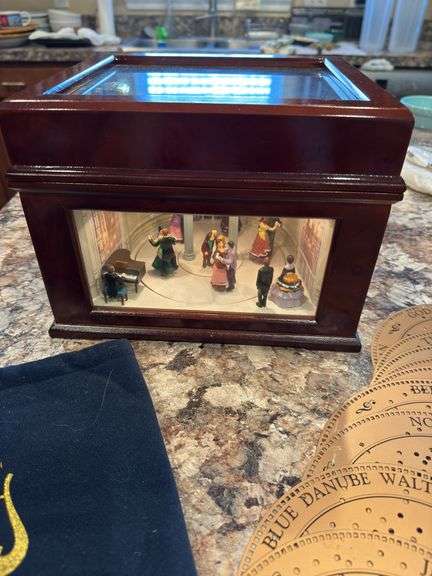 Music box w/ discs-Ballroom-WOW! - Auction Ohio