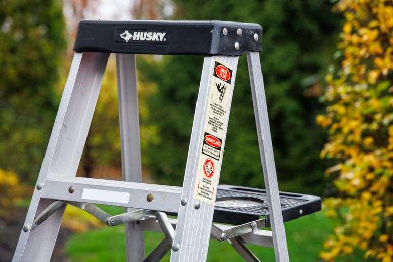 Husky 6' Aluminum Ladder - Auction Ohio