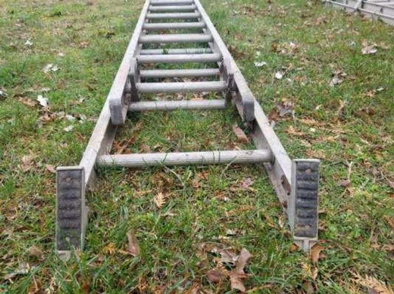 20' aluminum extension ladder. Clean and ready for work - Auction Ohio
