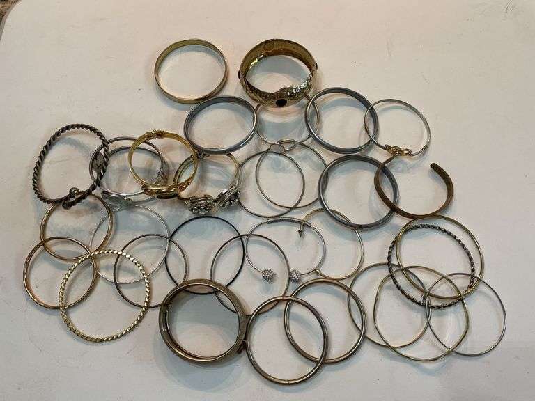 Assortment of bracelets - Auction Ohio