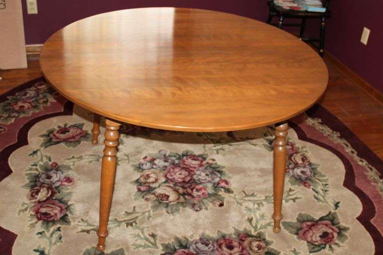 Colonial Maple Dining Table - Auction Ohio