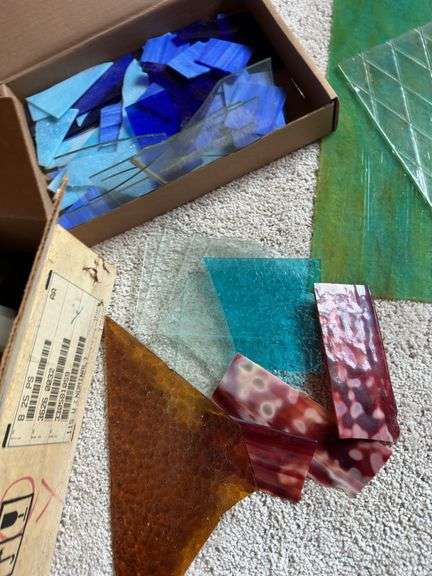 Art / Crafting glass pieces - Auction Ohio
