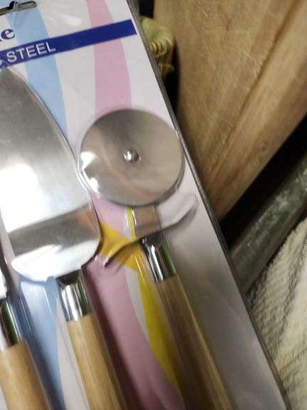 Assorted Kitchen Items - Auction Ohio