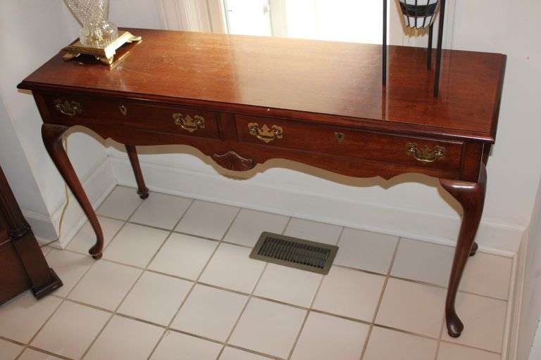 American Drew Queen Anne Console Table - Auction Ohio