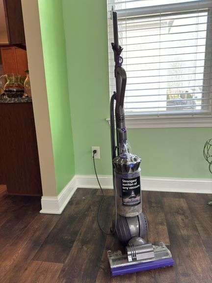 Dyson Ball vacuum - Auction Ohio