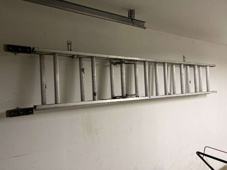 Aluminum extension ladder - Auction Ohio