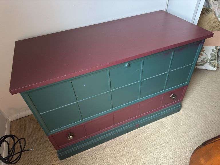 Unusual Lane cedar trunk/chest - Auction Ohio