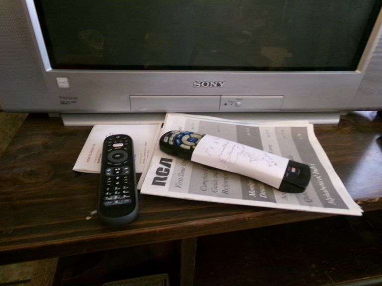 TCL Flat Screen 32" TV, Sony 32"TV, TV Stands, DVD & VHS Player - Auction Ohio