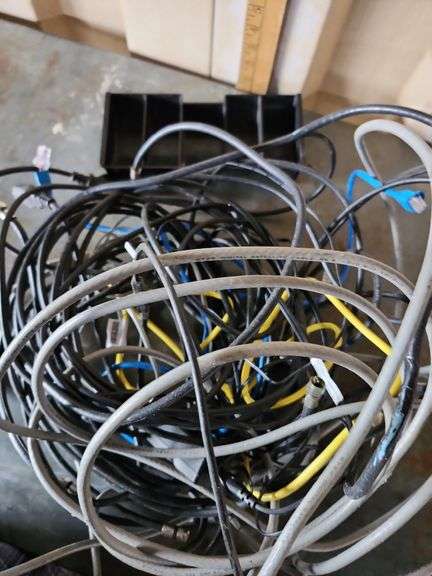 Assorted Cords and Cables - Auction Ohio