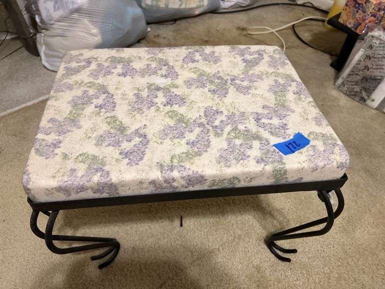 Metal stool - Auction Ohio