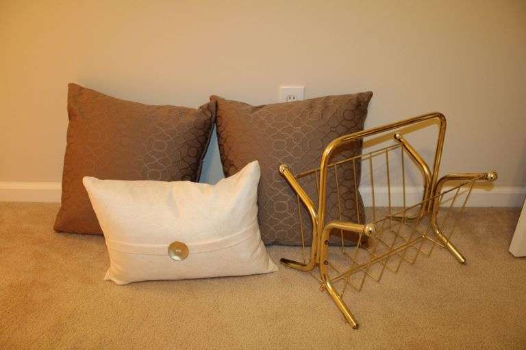 Accent Pillows & Rack - Auction Ohio