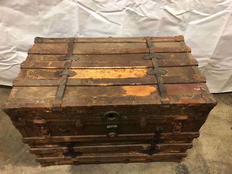 Vintage Steamer Trunk - Auction Ohio