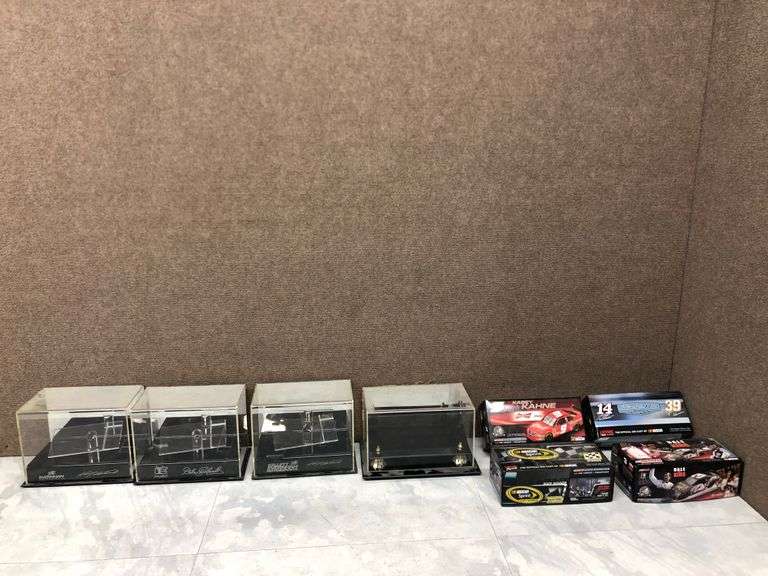 Empty Display Cases, Boxes - Auction Ohio