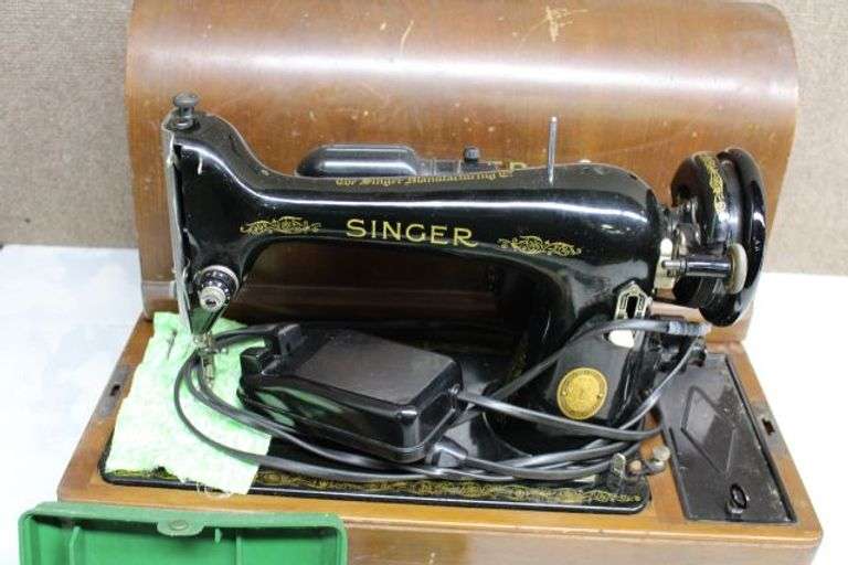 Singer Sewing Machine/Buttonholer - Auction Ohio