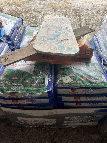 Pallet weed and feed - Auction Ohio