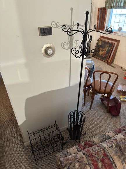 Metal coat tree + magazine rack - Auction Ohio