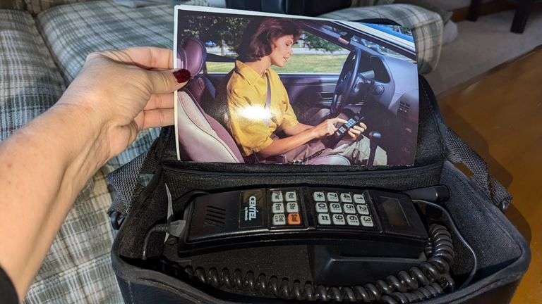 Motorola Centel Corded Car Phone - Auction Ohio