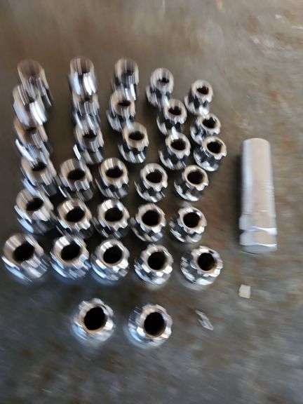 32 Open Spline Lug Nuts with Key - Auction Ohio