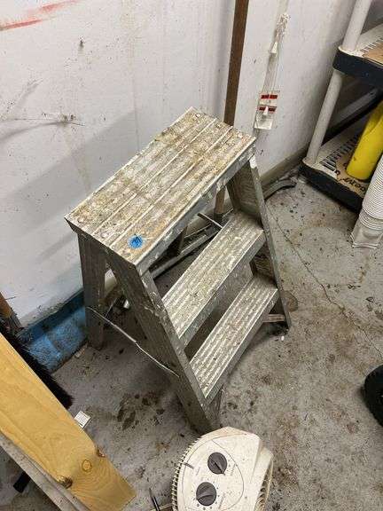 Step stool - Auction Ohio