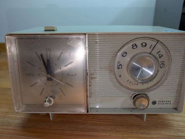 General Electric AM Radio Clock - Auction Ohio