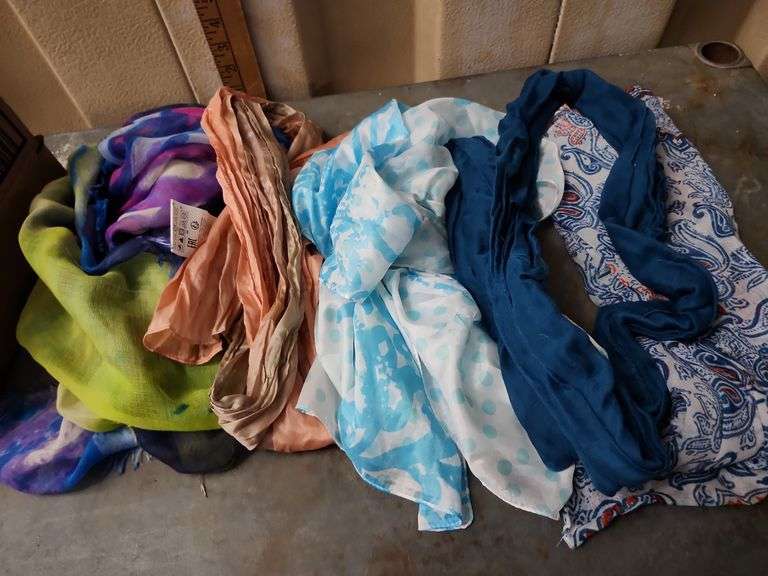 5 Assorted Scarves - Auction Ohio