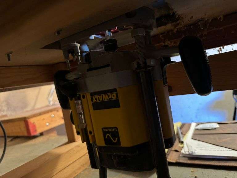 DeWalt Router and Stand - Auction Ohio