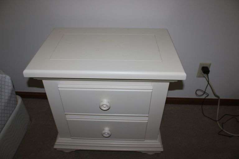 Broyhill Nightstand - Auction Ohio