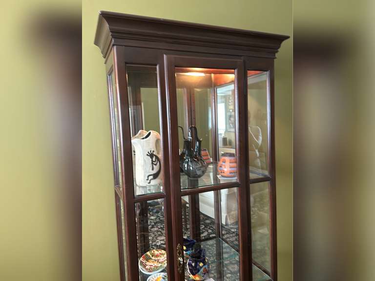 Lighted curio cabinet - Auction Ohio