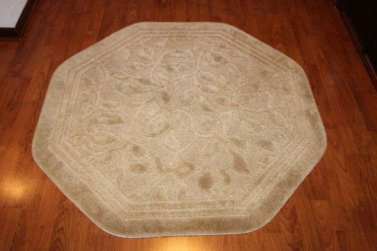 Tan Octagonal Rug - Auction Ohio