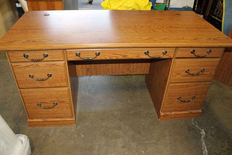Traditional Desk - Auction Ohio