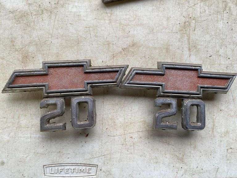 Vintage Car Emblems - Auction Ohio