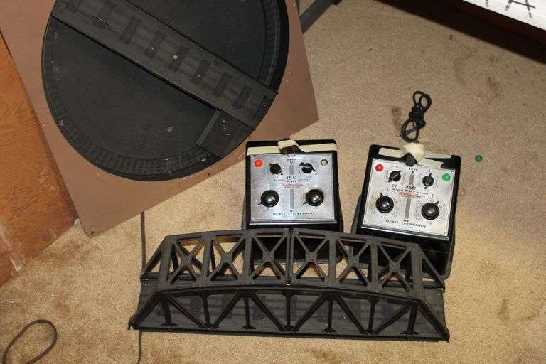 Lionel Model Train Transformers & Bridge - Auction Ohio