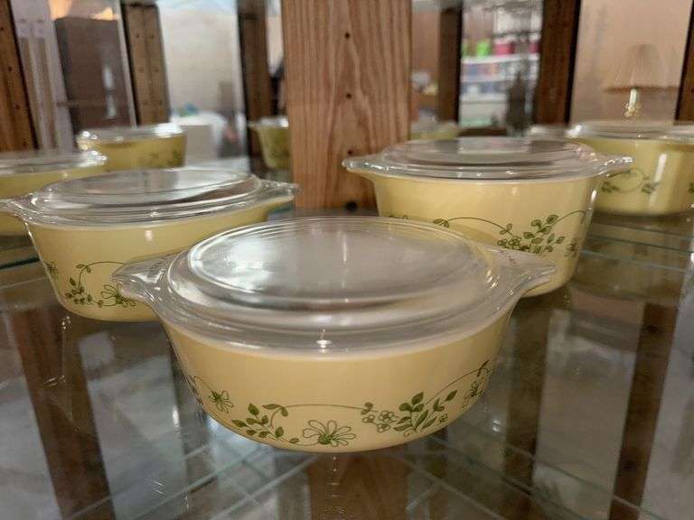 Pyrex dishware - Auction Ohio