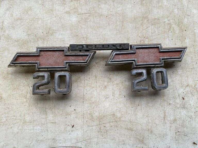 Vintage Car Emblems - Auction Ohio