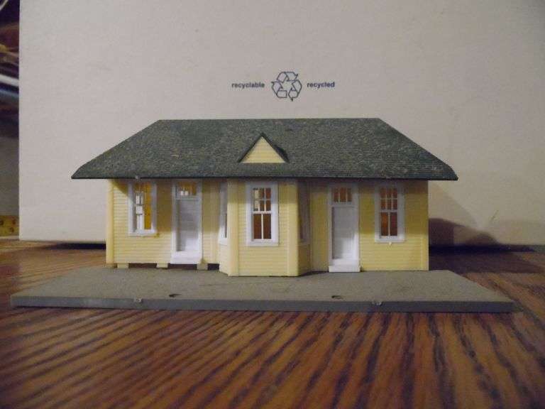 HO scale house. - Auction Ohio