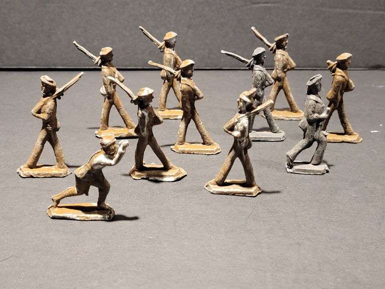Eleven Metal Army Men - Auction Ohio