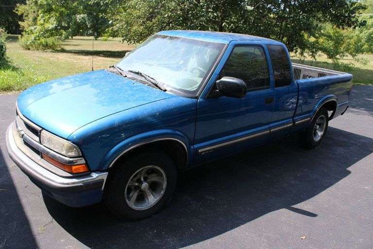 2000 Chevrolet S10 LS Truck - Auction Ohio