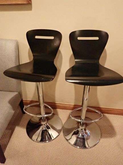 TWO (2) matching chrome hydraulic lift Bar Stools - Both work perfectly. - Auction Ohio