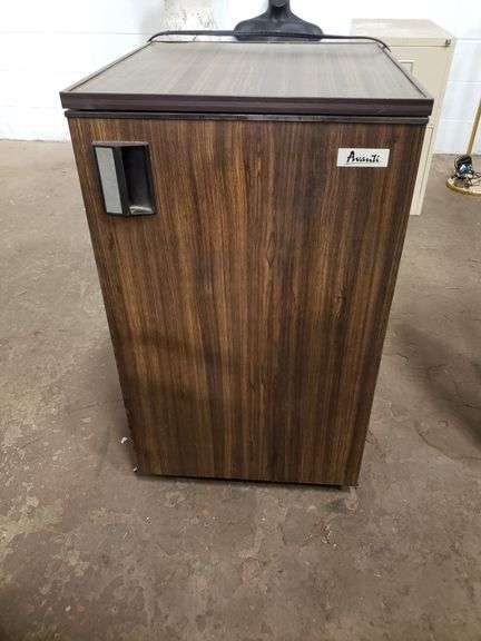 Avanti Mini Fridge with Freezer Section Model 51RG - Auction Ohio