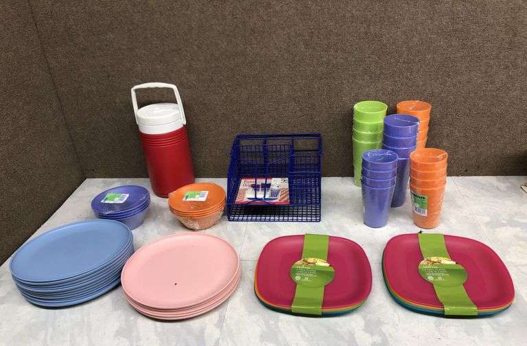 Plastic Dishes - Auction Ohio