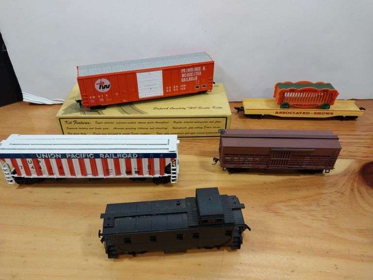 5 Model Train Cars, HO Scale Track, 2 Bus/Truck Models - Auction Ohio
