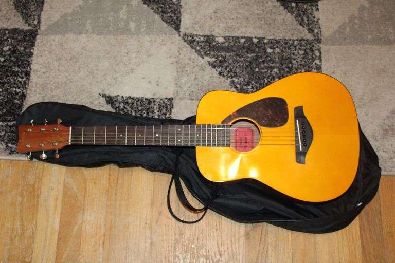 Yamaha FG-Junior Classical Six String Guitar - Auction Ohio