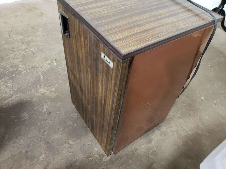 Avanti Mini Fridge with Freezer Section Model 51RG - Auction Ohio