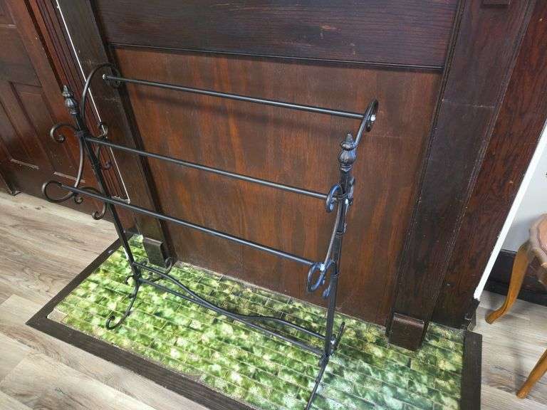 Metal quilt rack - Auction Ohio