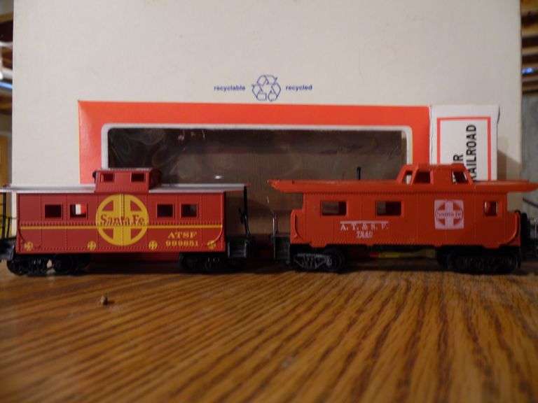2HO box cars. - Auction Ohio