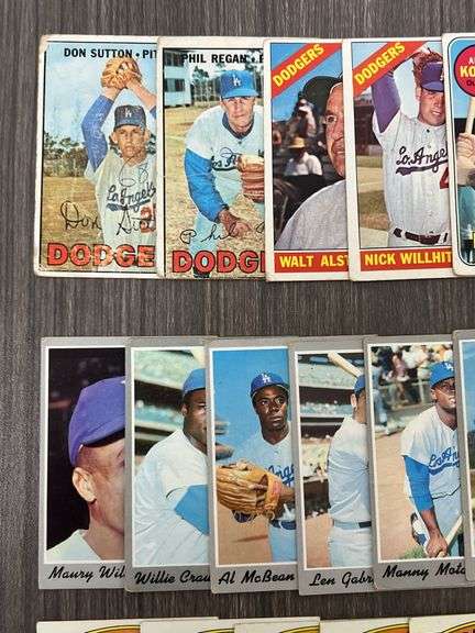 Assorted Vintage Los Angeles Dodgers Baseball Cards - Auction Ohio